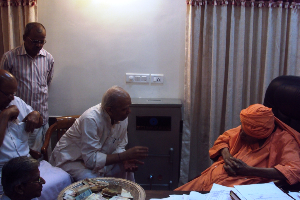 RSS offered congratulations to Dr.Shivakumar Swamiji on his 105th birth ...